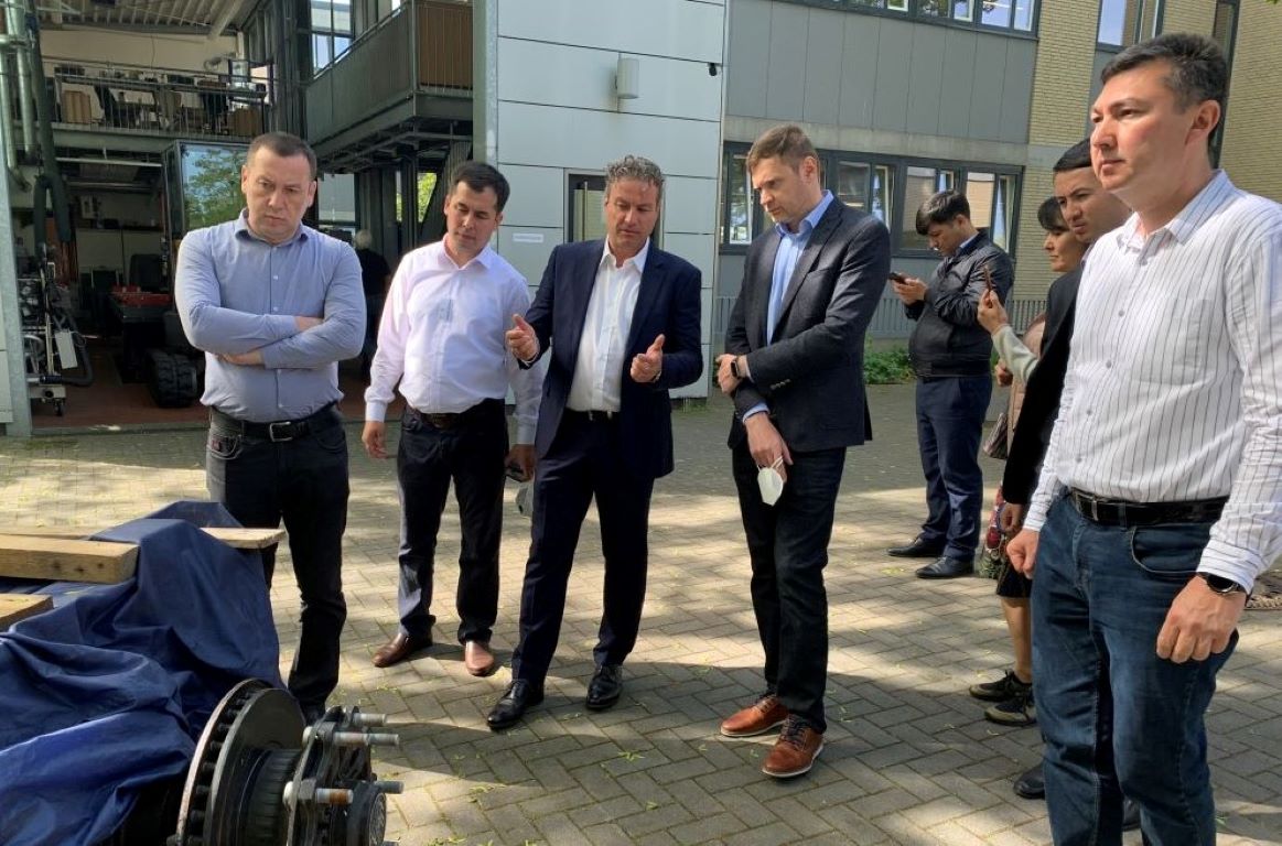 Usbekische Delegation an der BS16